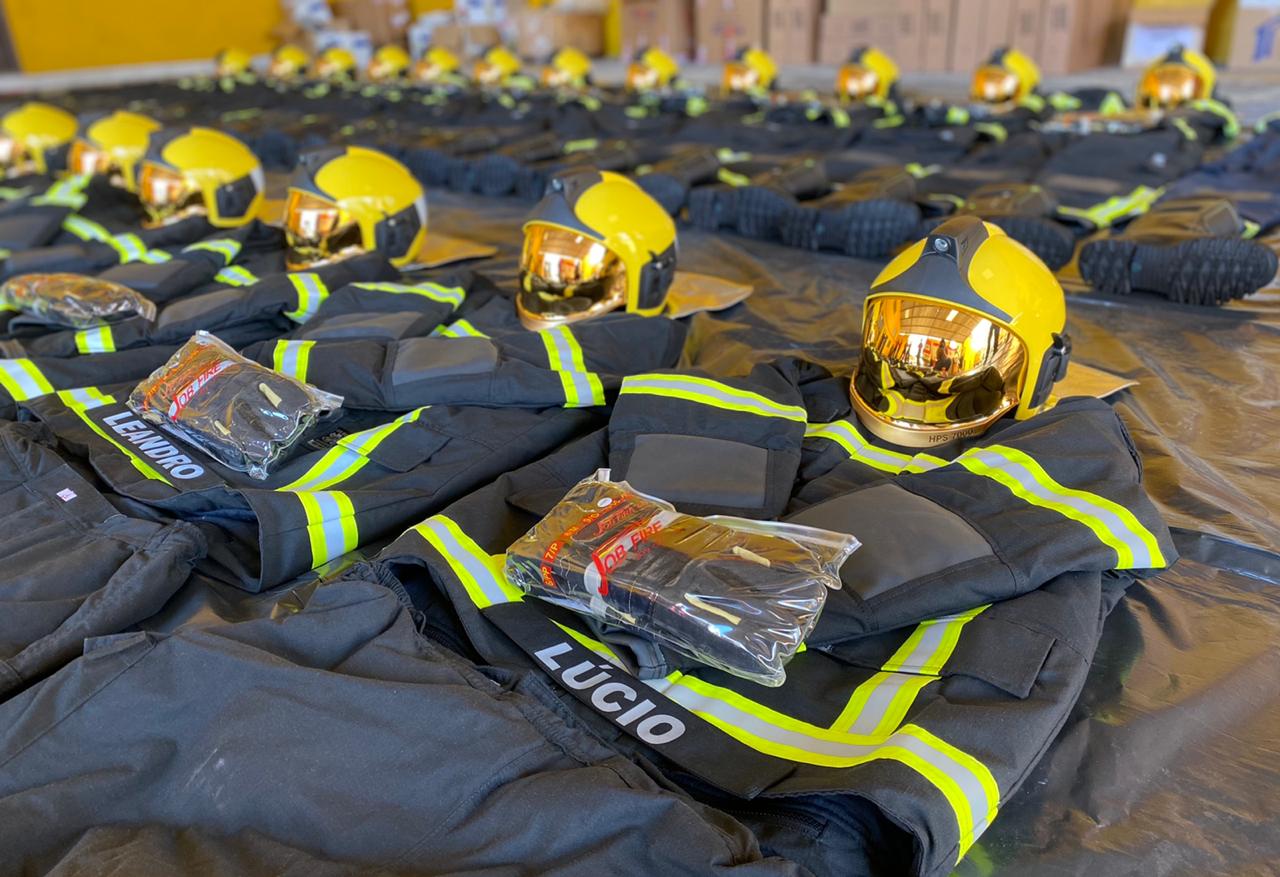 Bombeiros com novos equipamentos para combater incêndios - Segurança ...