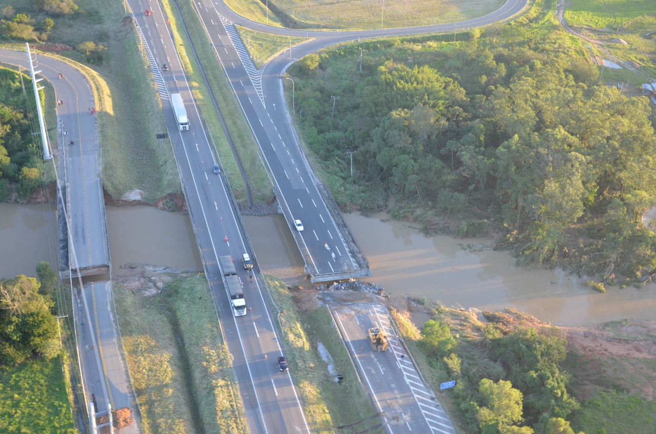 PRF libera o sentido norte-sul na BR-101 - Cotidiano - 4oito